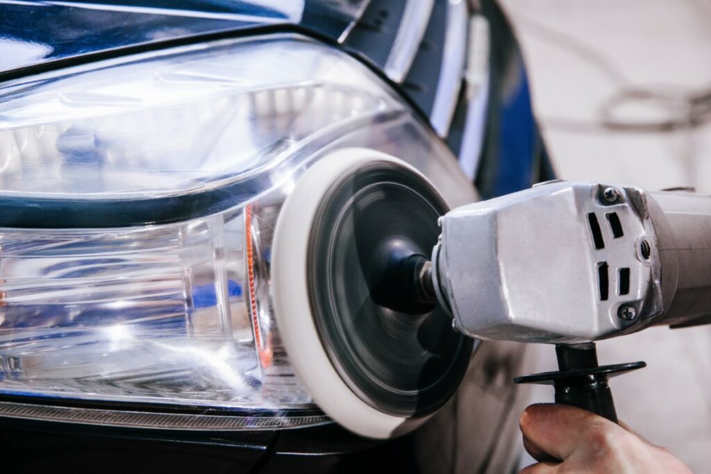 Quel est le prix d'une rénovation optique de phare ? - Planète Automobile